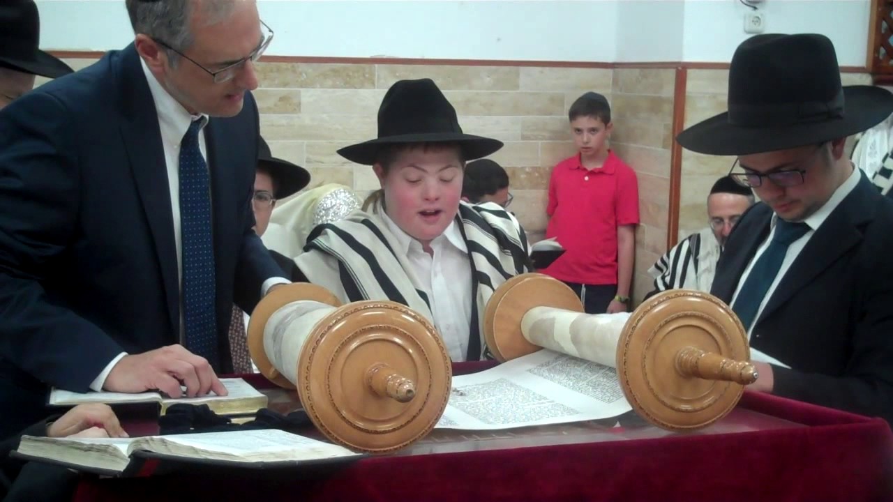 Yehudah Coopersmith (down syndrome) - Torah Leining - YouTube