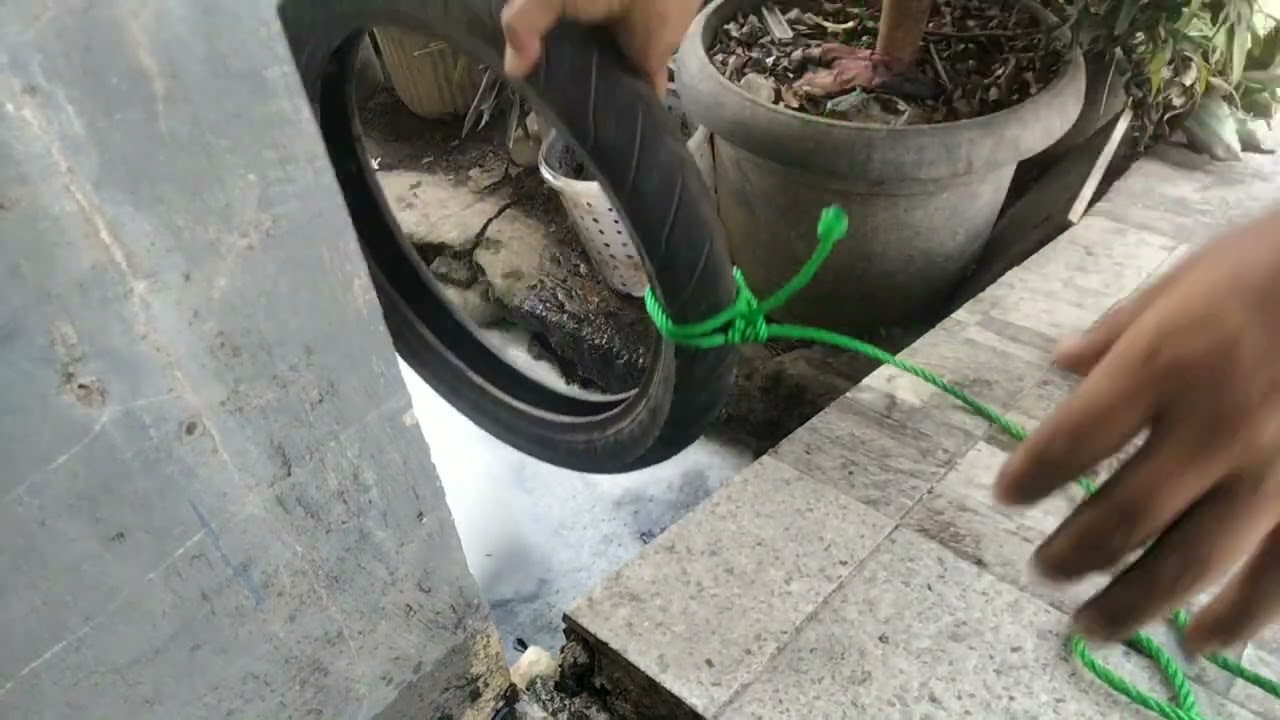 Membersihkan kotoran aliran got dengan ban - YouTube