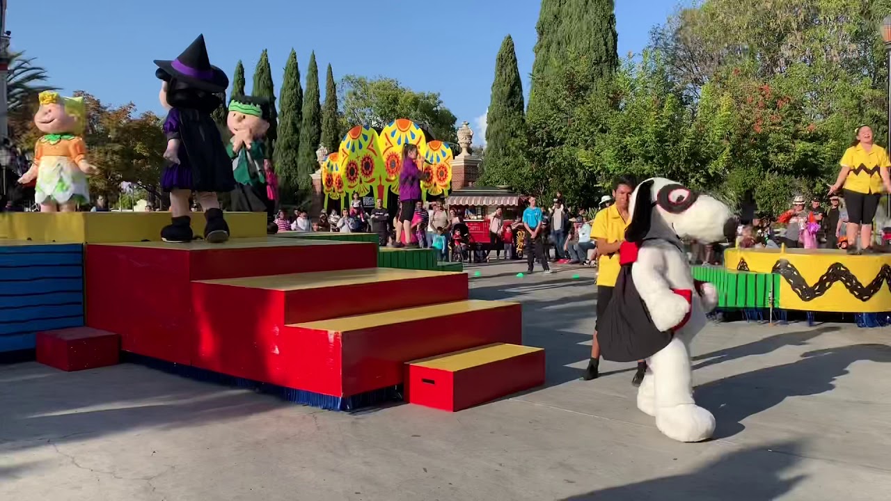 PEANUTS Block Party at CA Great America 😍😍👏👏👏 - YouTube