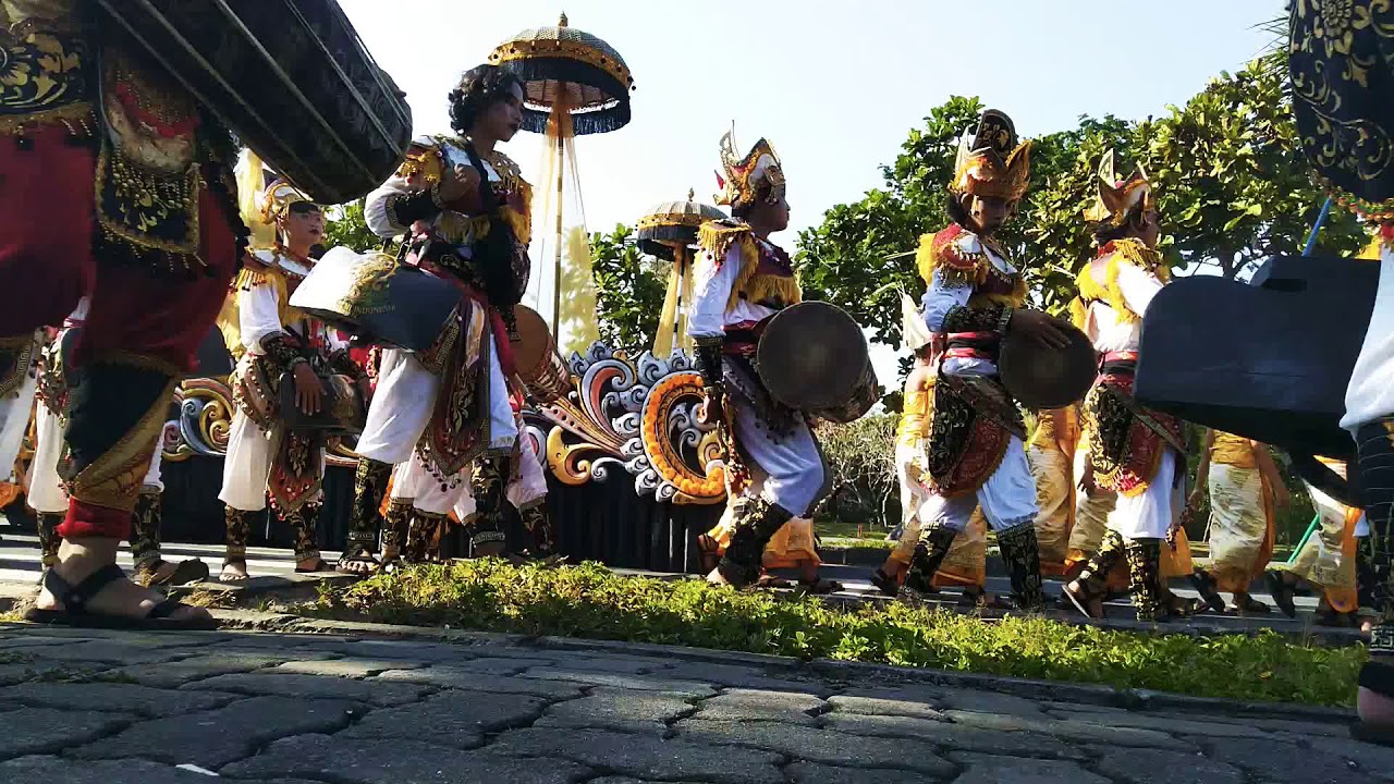 Parade budaya Bali - YouTube
