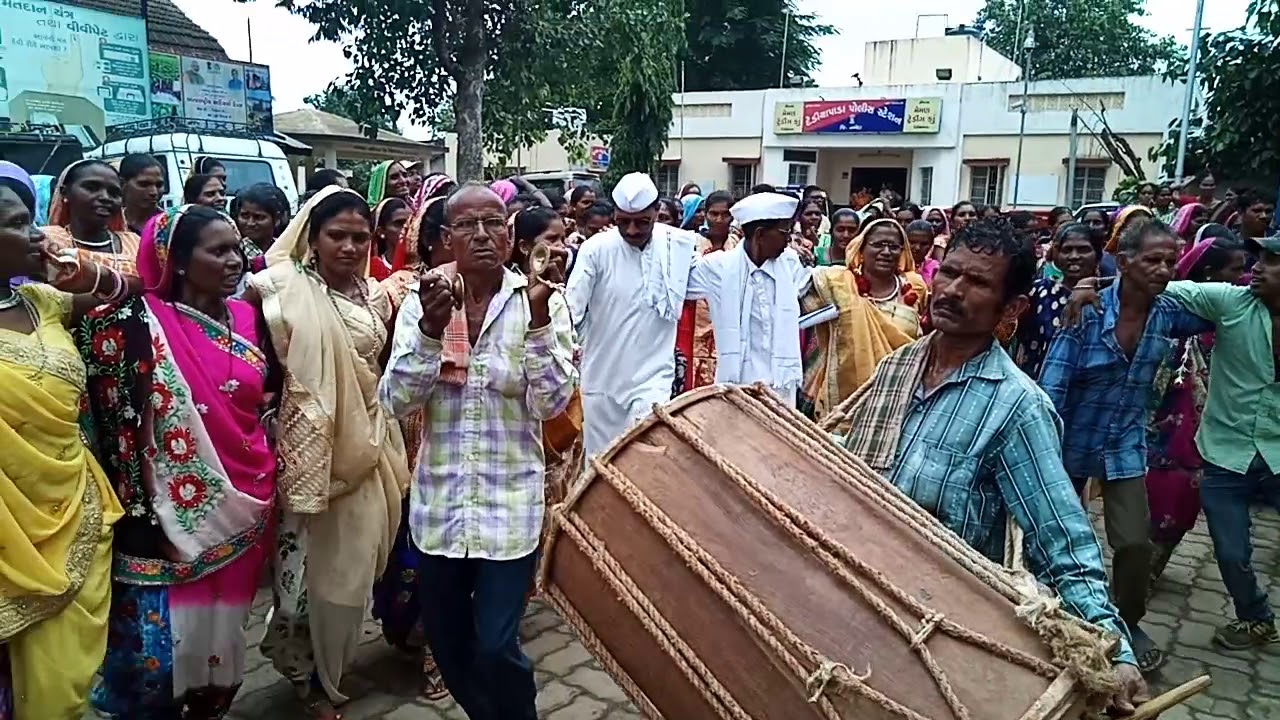 Adivasi din dediyapada - YouTube