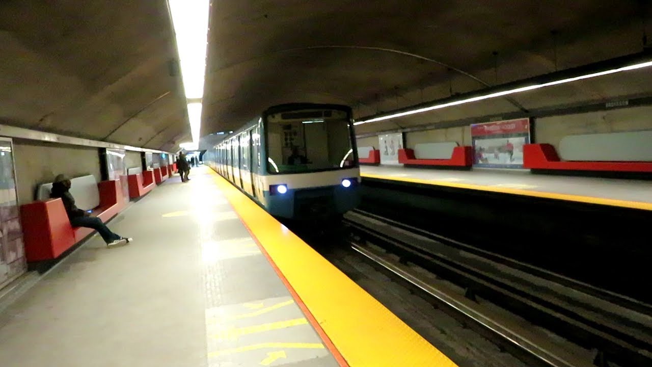 le lundi le 12 mars 2018 Sortie du métro de Montréal STM dans la ...