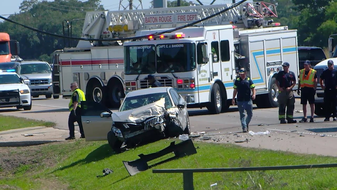 Multi-car crash near Baton Rouge Zoo leaves at least 2 hurt - YouTube