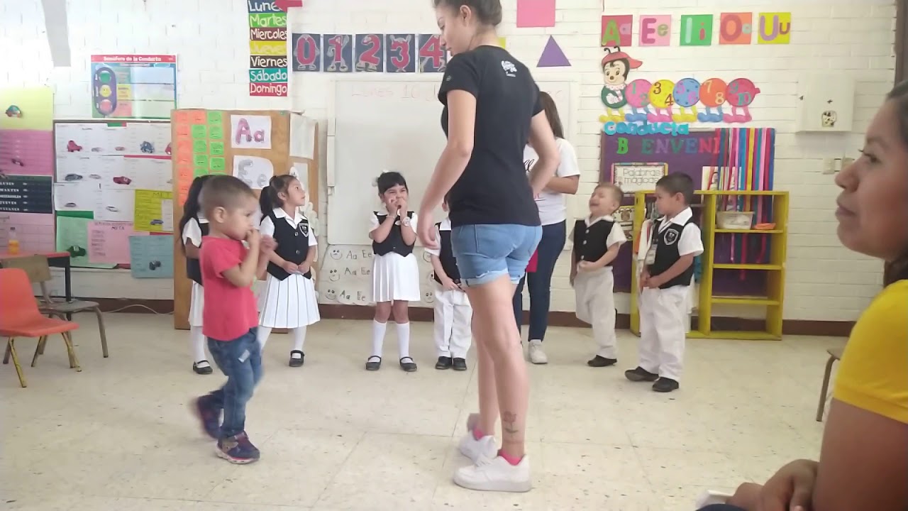 En el kinder reconociendo a sus niños - YouTube