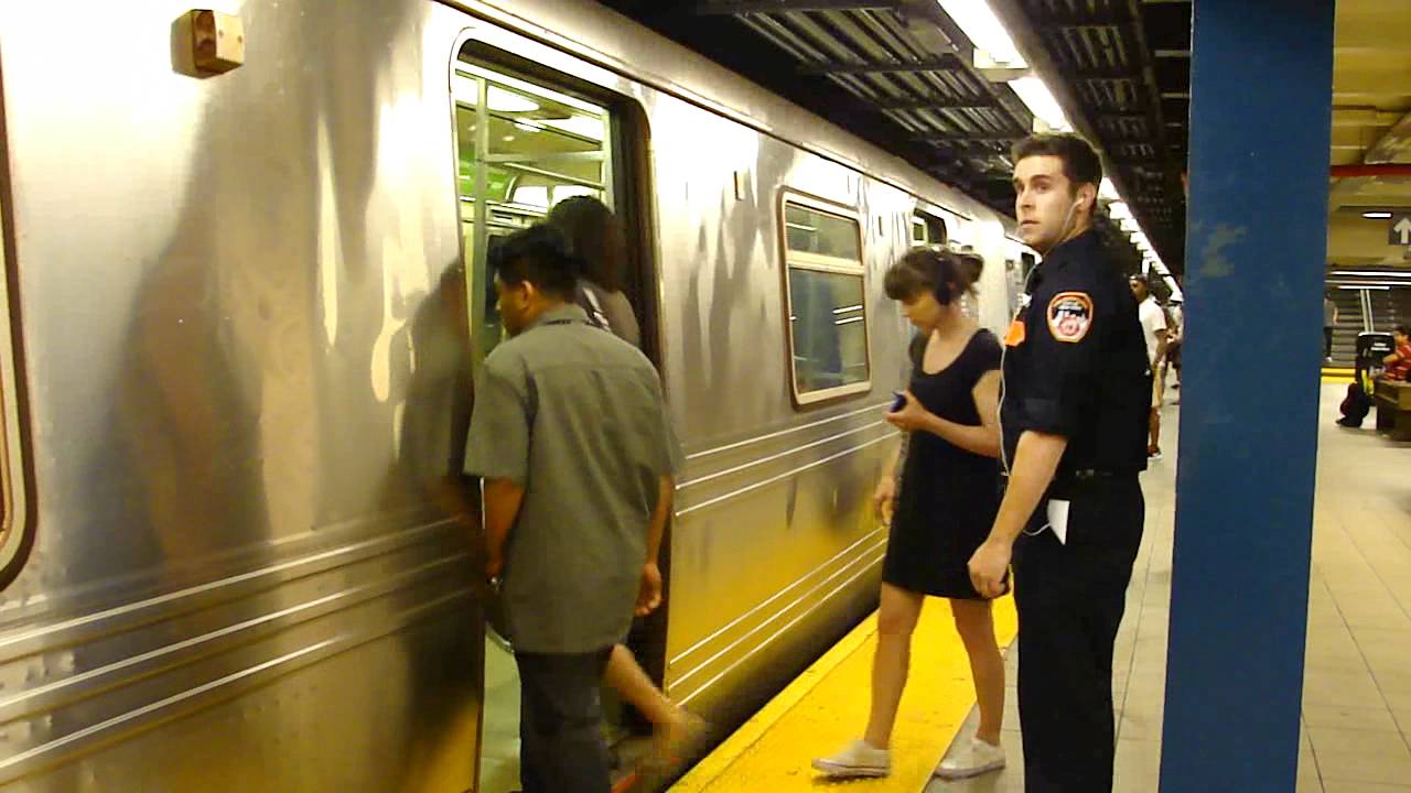 IND Fulton St/Culver Line: R42 A Train & R46 F Train at Jay St ...