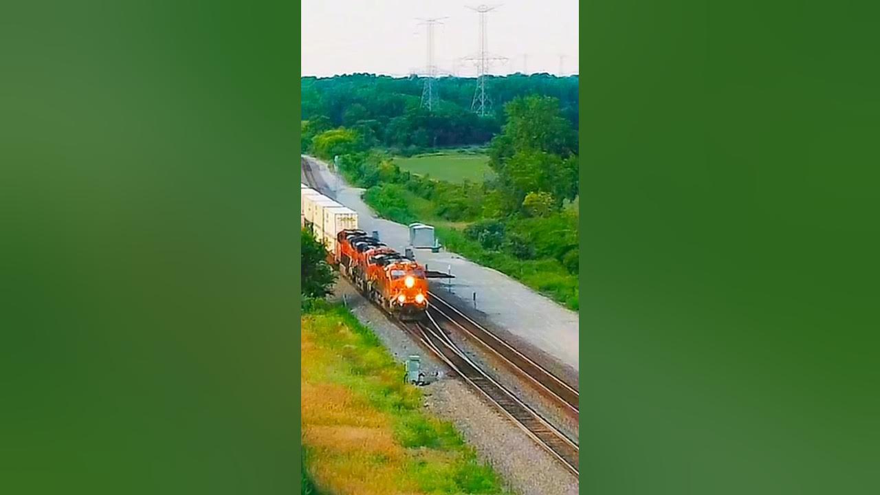 BNSF Intermodal Blasting Through Coal City - YouTube