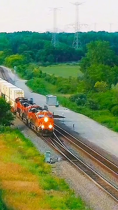 BNSF Intermodal Blasting Through Coal City - YouTube