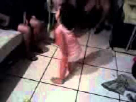 Garotinha dançando funk.3gp