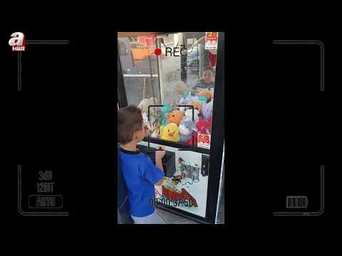 Oyuncak Makinesine Sinirlenen Çocuğun Şaşırtan Anı!