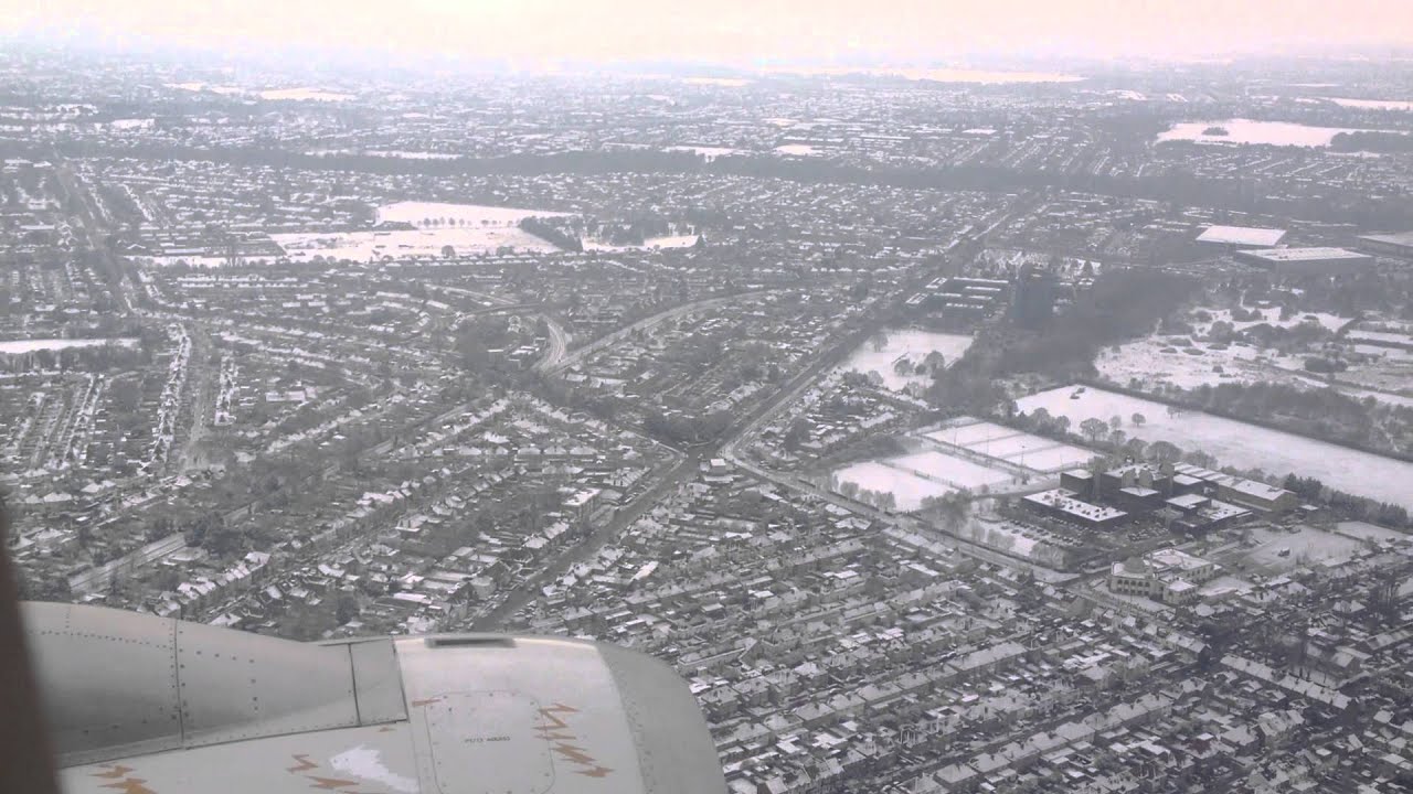 Landing at London Heathrow T5 in the Snow - YouTube