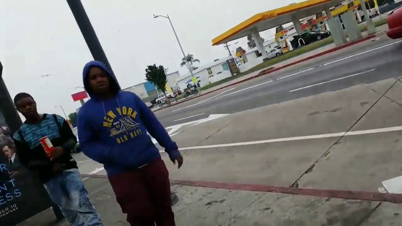 Cringe Live-streamer gets bullied by little kids - YouTube