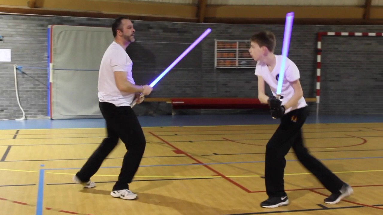 Combat de sabres-lasers à l'Académie Jedi Solaris et Tenebris - YouTube
