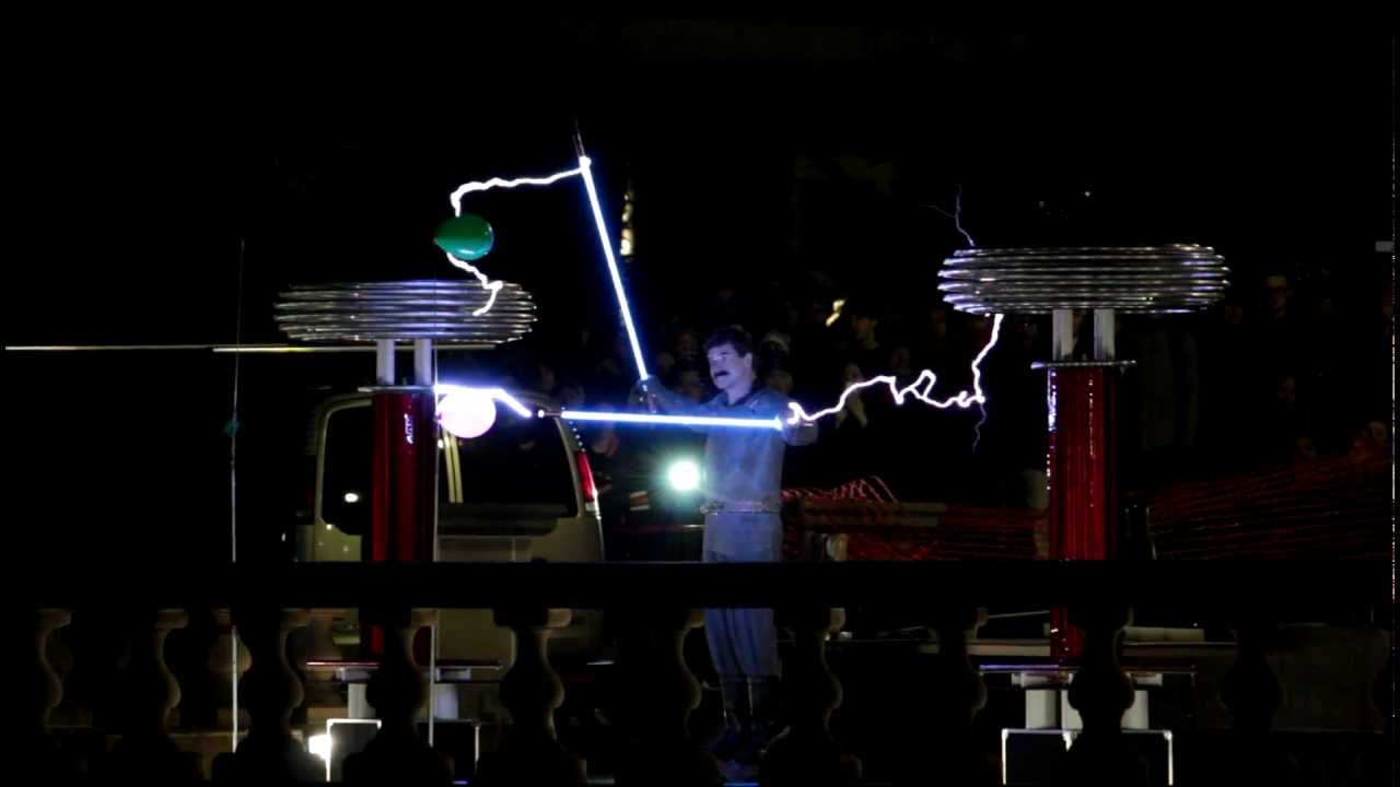 UIUC EOH 2013 Tesla Coil Concert: Popping Balloons - YouTube