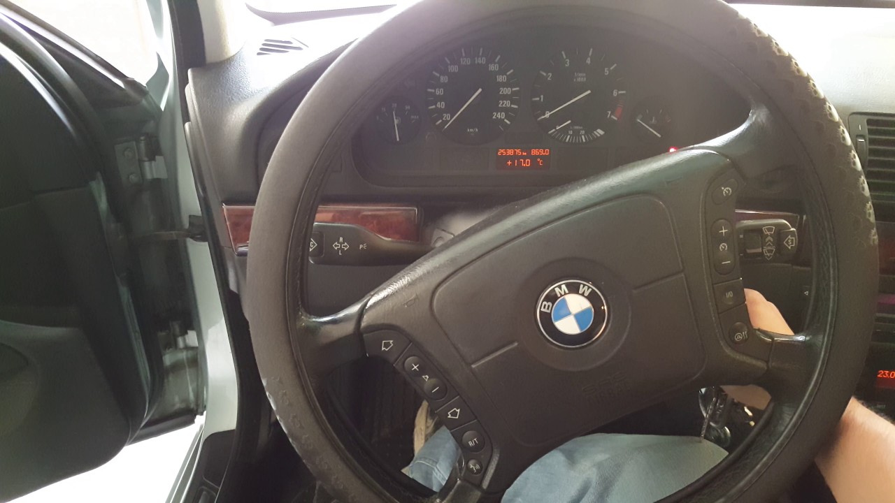 2000 528i E39 BMW Steering Wheel Issue - YouTube