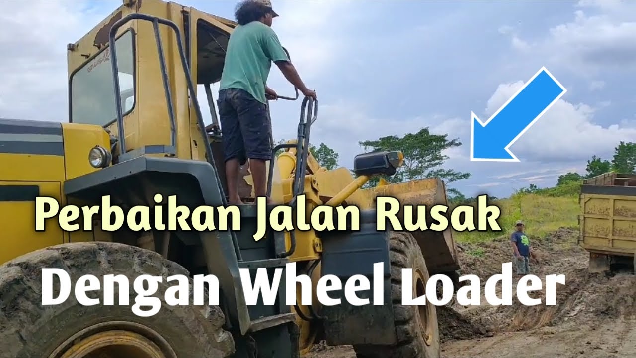 Perbaikan Jalan dengan wheel loader - YouTube