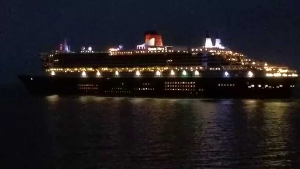 Queen Mary 2 passing wightlink ferry 4am - YouTube