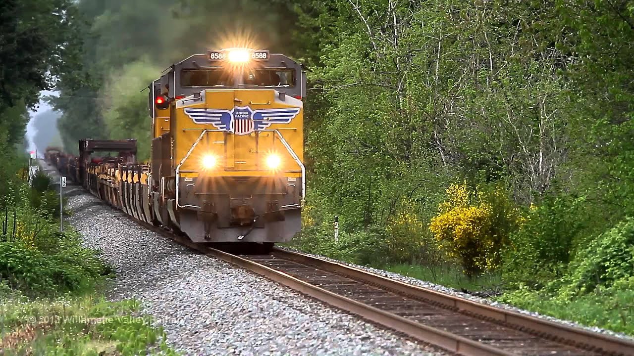 UP 8588 leads a baretable train @ Hubbard, Oregon 5-1-12 - YouTube