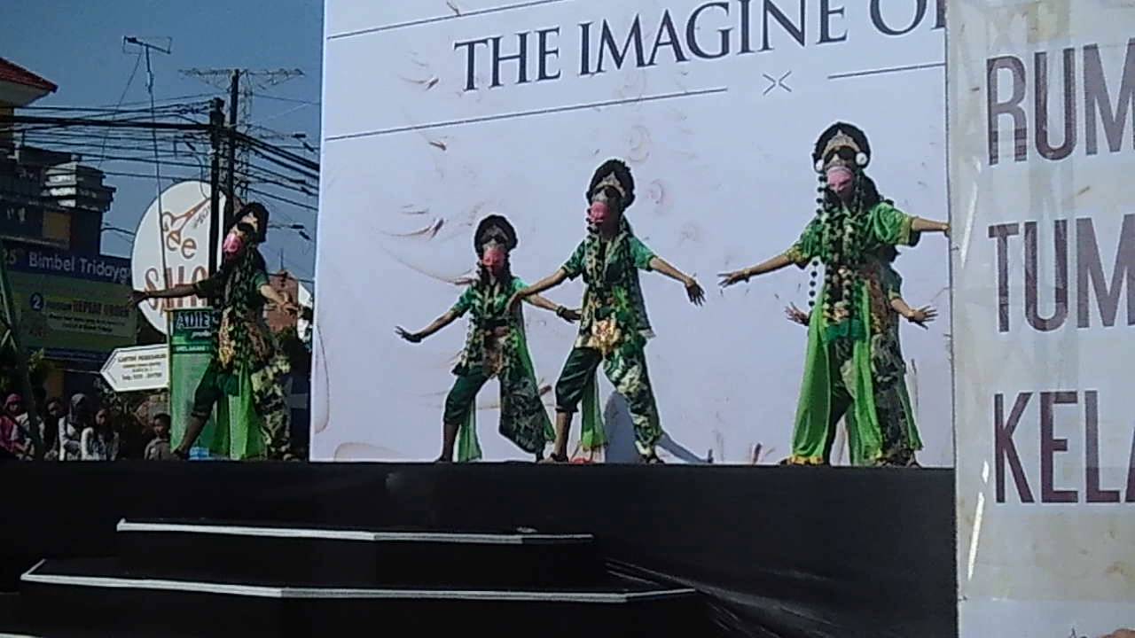 Caruban Carnival 2016 (Parade Topeng 5 Wanda - Rumyang) - YouTube
