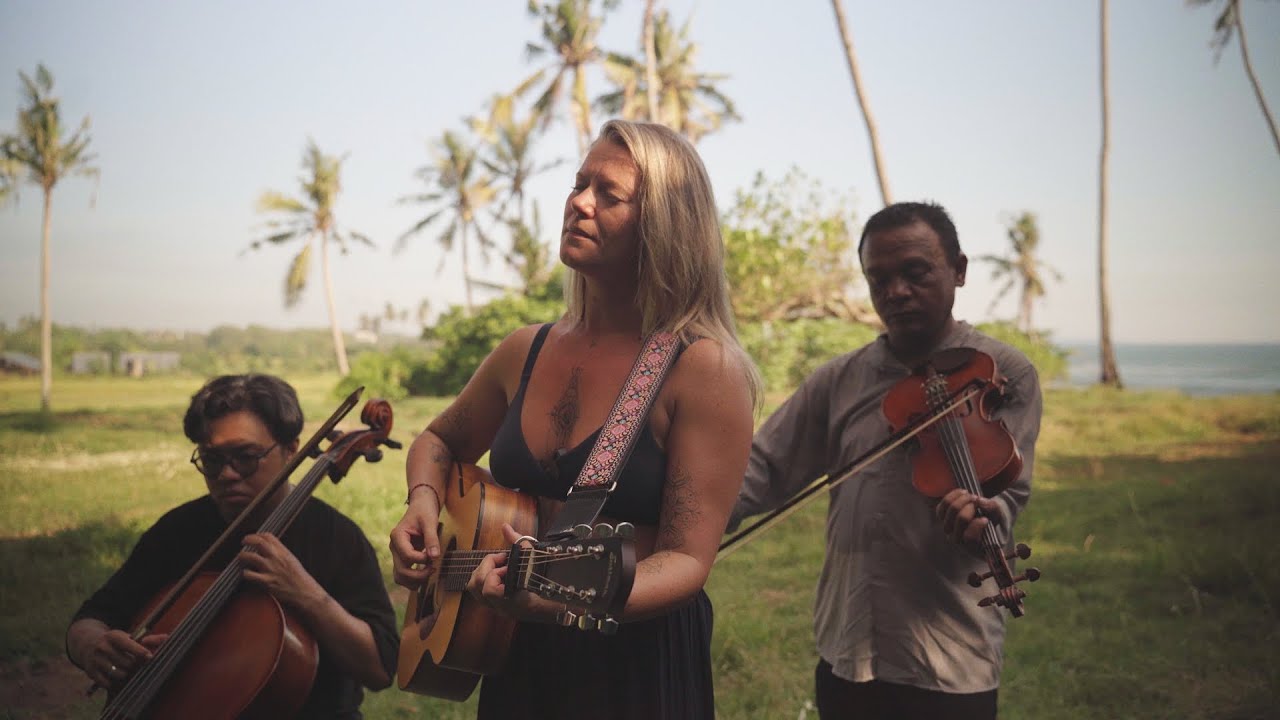 Red Robin (live in Bali) - Leonie Bos - YouTube