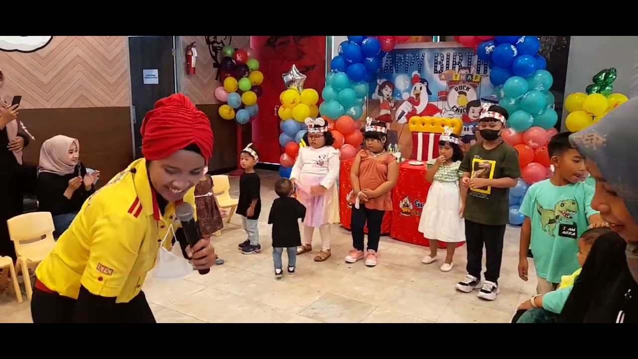 ultah bersama chaki kfc temannya abang kenaz yang data 1 keluarga besar ...