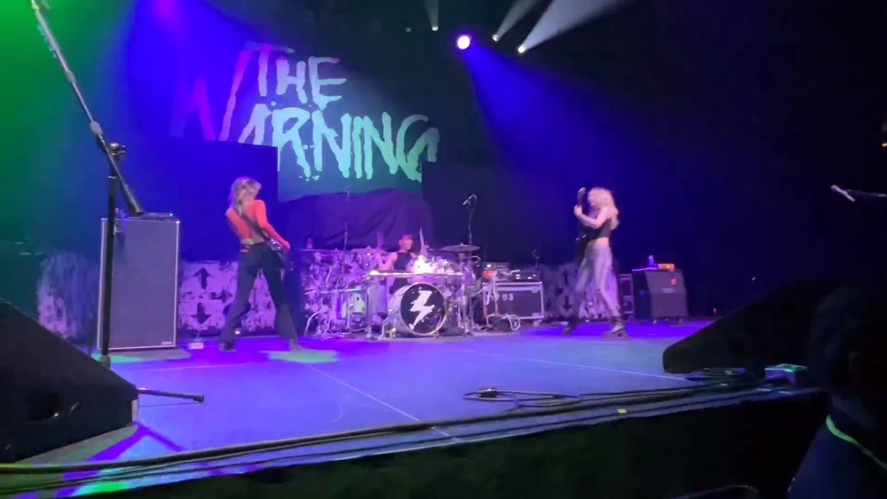 The Warning | Pau hablando Francés en EVOLVE - YouTube