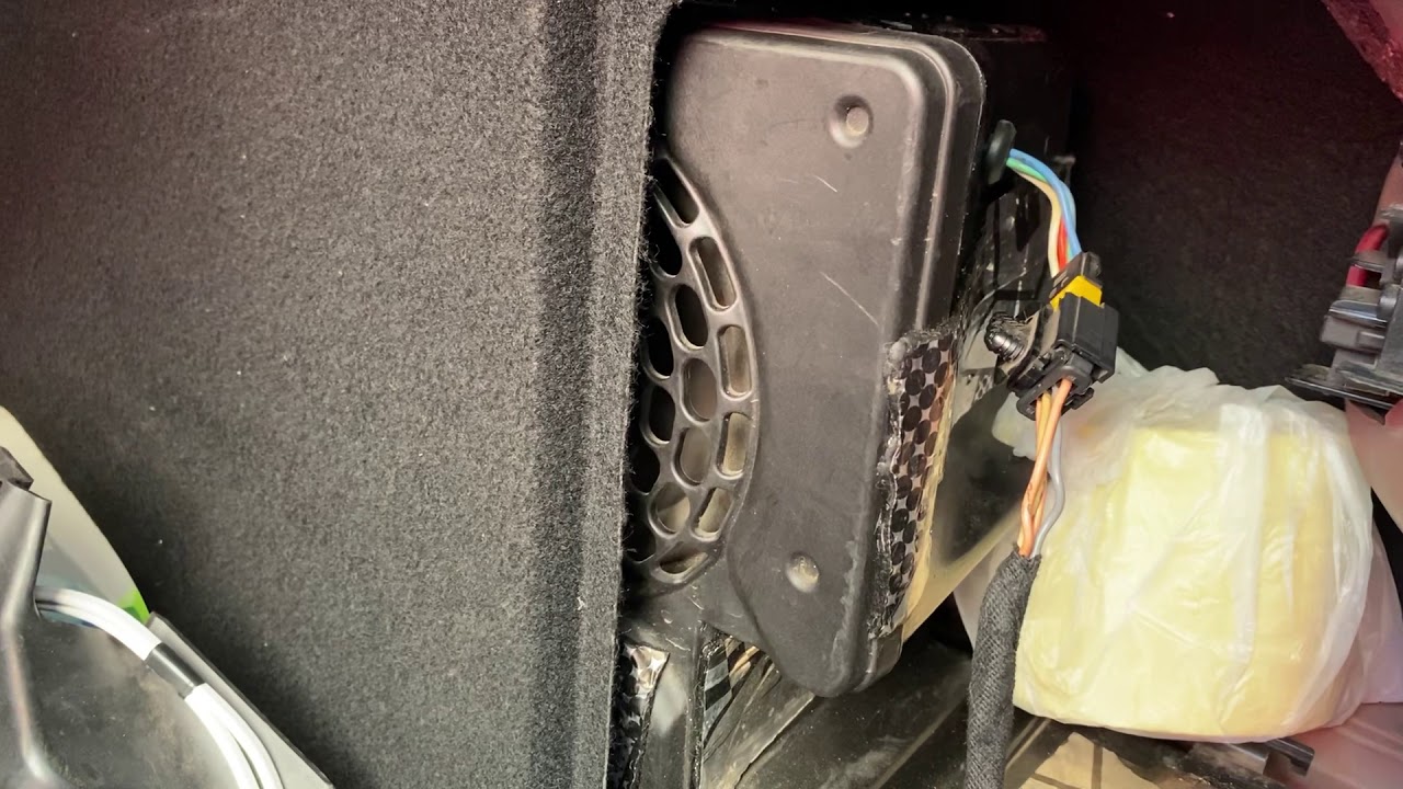 Citroen C5 Philips subwoofer - YouTube