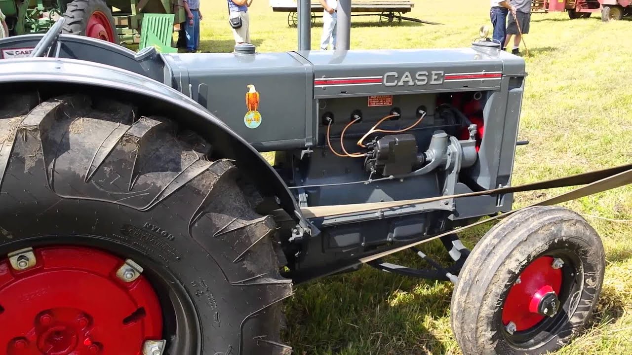 Charles City 2014 1938 C running Huber threshing machine - YouTube