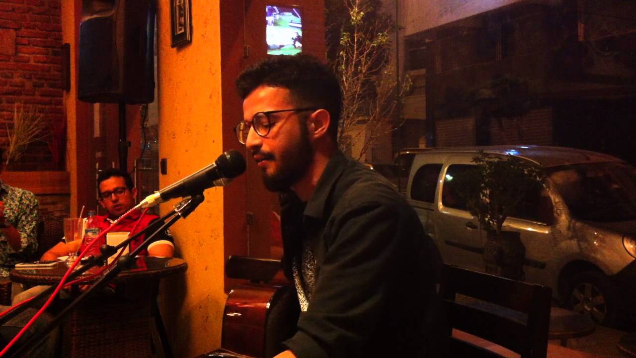 Wide Mike @ On Stage singing "Leaving on a jet plane" - YouTube