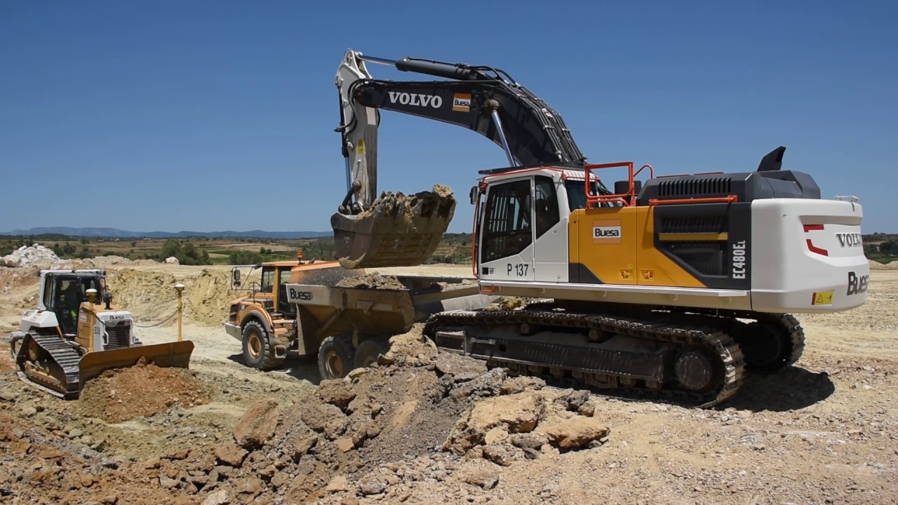Volvo EC480E loading Volvo A30E and A30F - YouTube