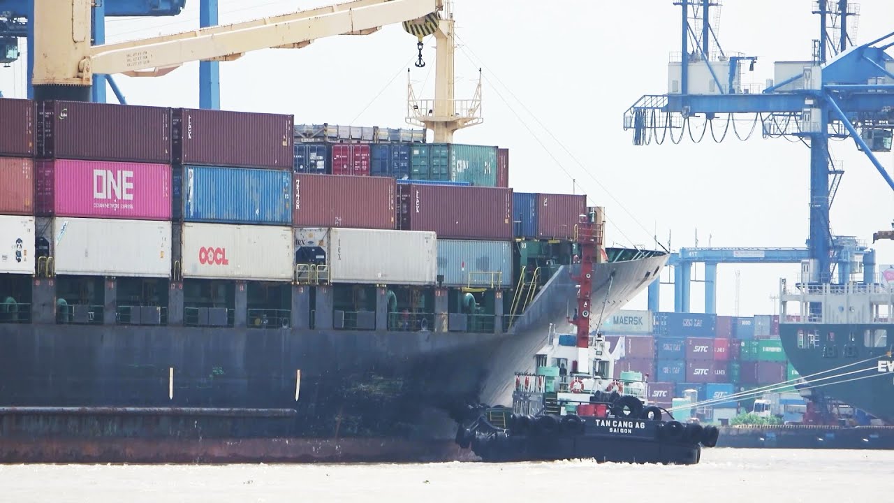 Tàu Container Iris MiKo hoạt động 17 năm nhìn rất lạ ở cảng Cát Lái ...