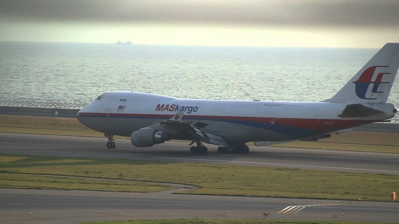 【F1 Cargo】 MASkargo Boeing 747-400F Landing at Nagoya - YouTube