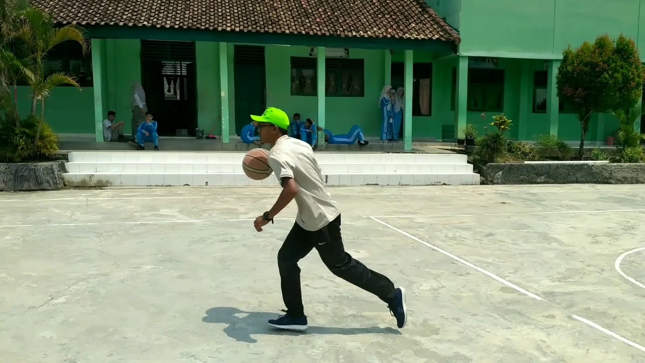 Cara Melakukan Lay Up Basket dengan Langkah yang Benar - YouTube