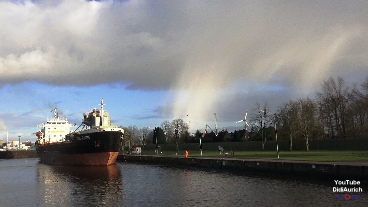 Ostfriesland Emden Schiff fährt durch die Schleuse Große Seeschleuse ...