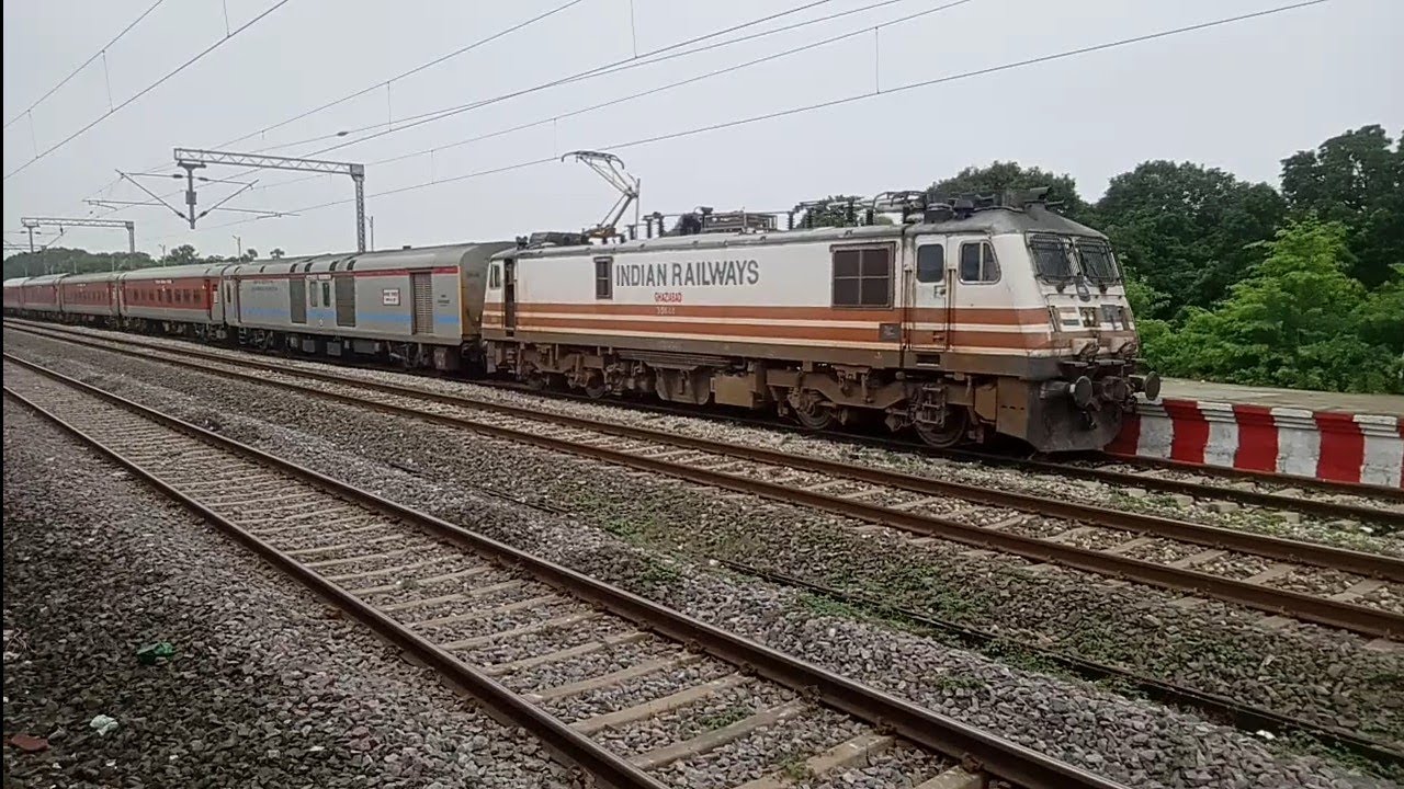 Utsarg express ko cross Krane k liye Manjhi railway station per khadi ...