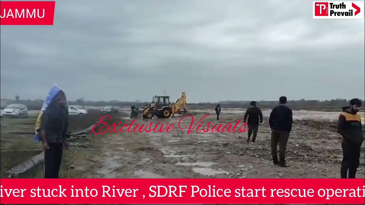 Driver stuck into River , SDRF Police start rescue operation - YouTube