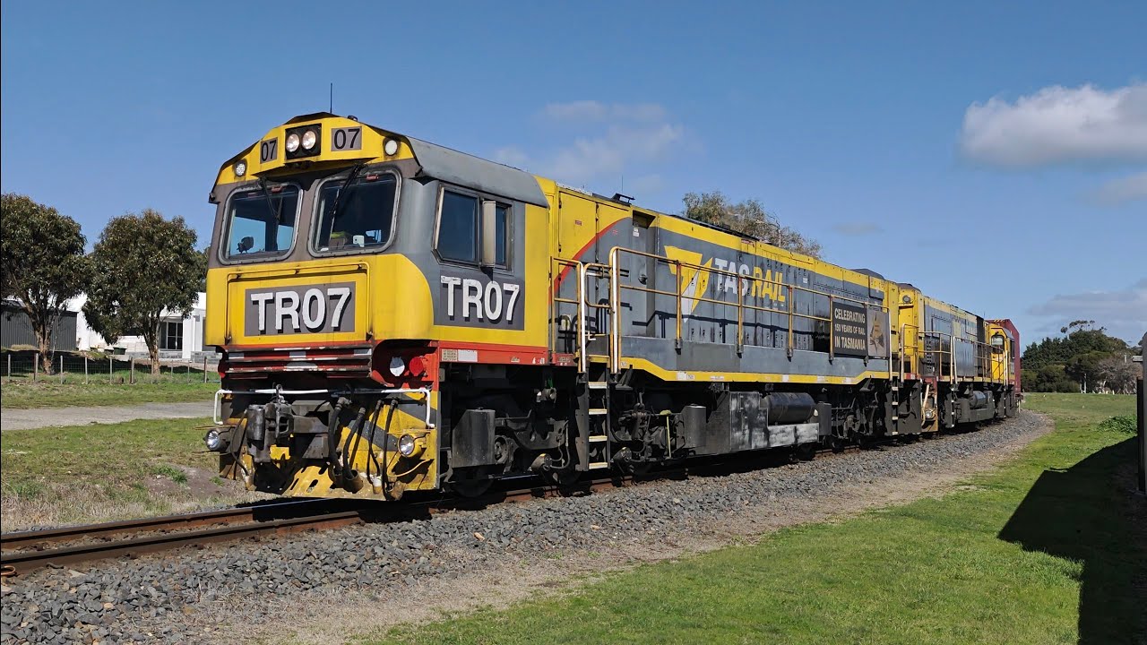 TasRail TR07 TR09 #31 train crossing Short Street Leith - YouTube