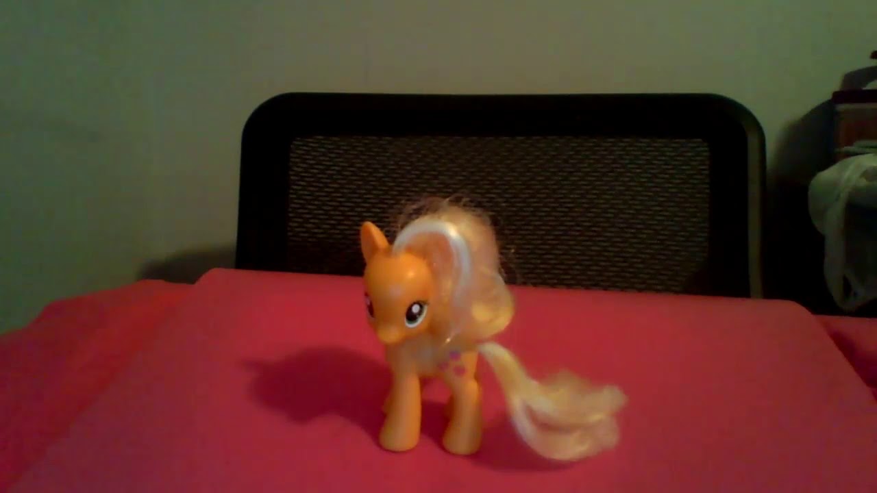 Applejack sings Toby's song! - YouTube