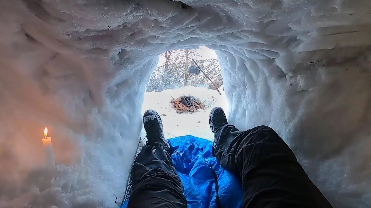 WINTER CAMPING in a SNOW BUNKER - SOLO BUSHCRAFT SNOWSTORM - BUILDING a ...