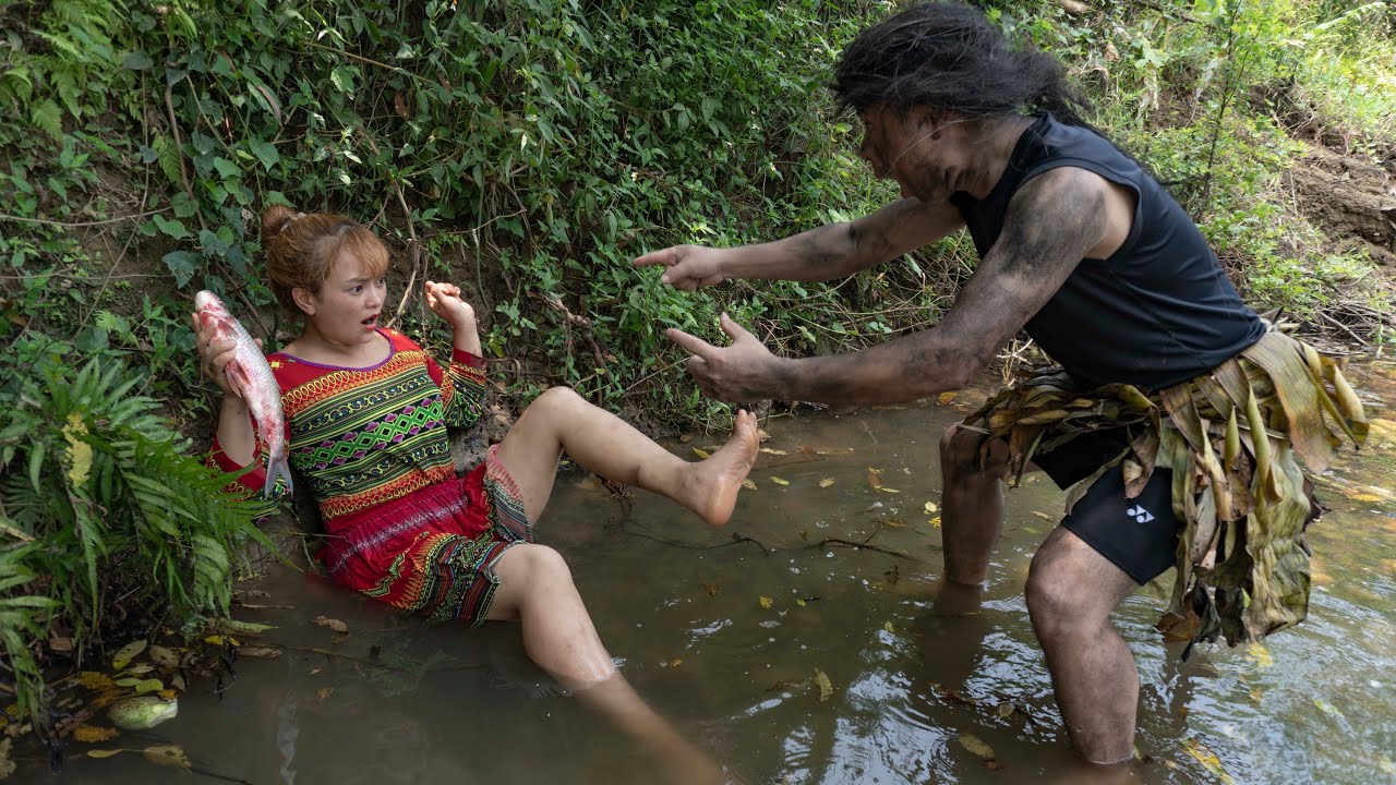 This girl stole my fish, the forest people find fish for survival food ...