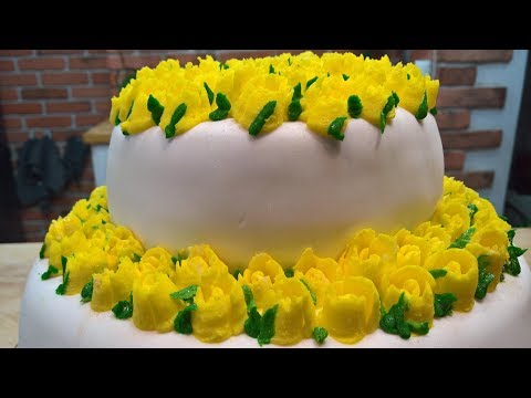 tort piętrowy z różyczkami z kremu maślanego