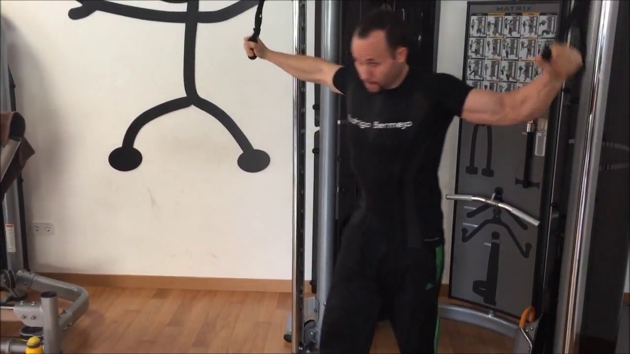 Cruces en poleas altas - ejercicios de pecho - YouTube