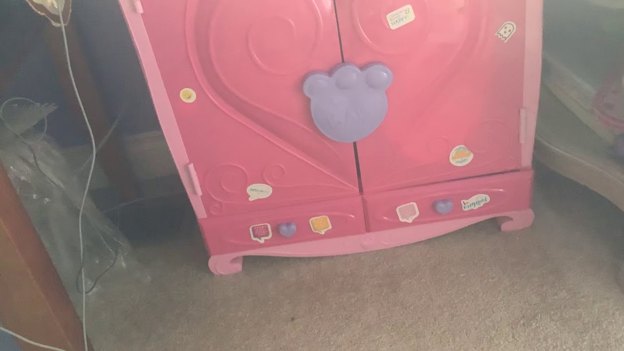 Showing my drawing stuff in my build a bears closet (first video) - YouTube