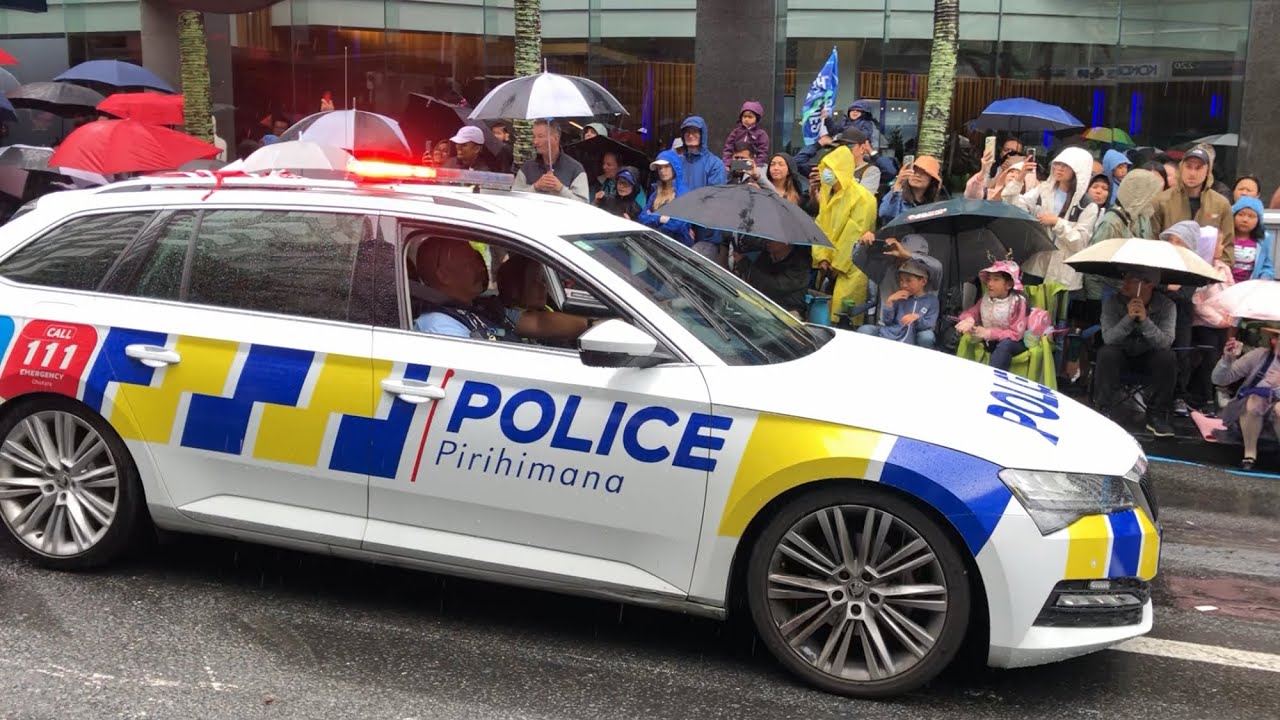 New Zealand Police Car @ Santa Parade 2022 - YouTube