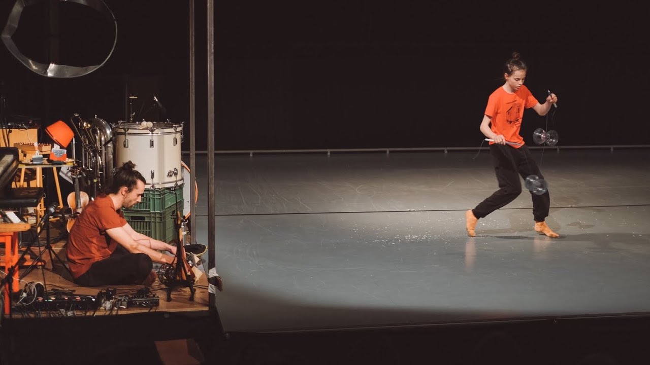 Diabolo Show [}{] Open Stage at@zirkusquartierzürich - YouTube