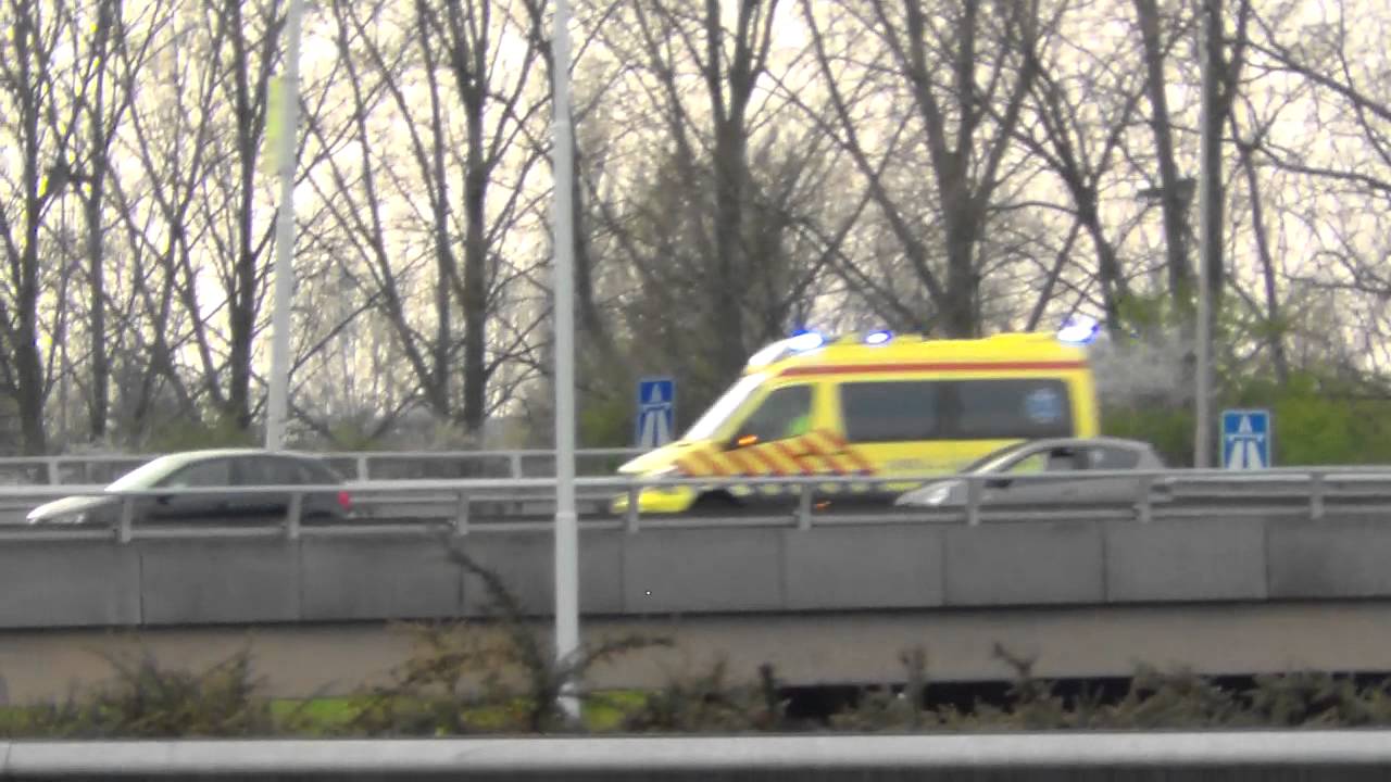 Ambulance 16-152 uit Regio Hollands-Midden met spoed naar het EMC ...