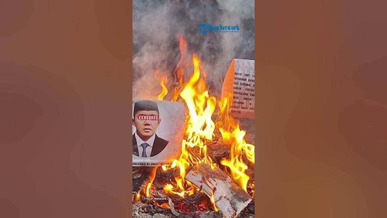 Demo Indonesia Gelap Mahasiswa Bakar Poster Mayor Teddy - YouTube
