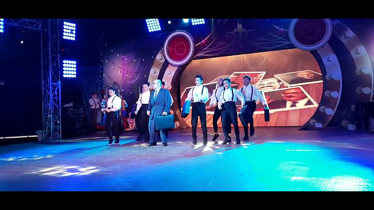 Circo "Volar" — Édgar Vivar en el musical del Sr. Barriga - YouTube