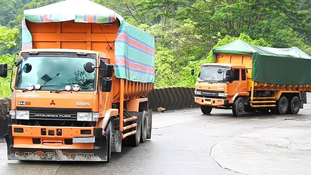 Amazing Dump Truck Mitsubishi Fuso with a high and heavy load Passing ...