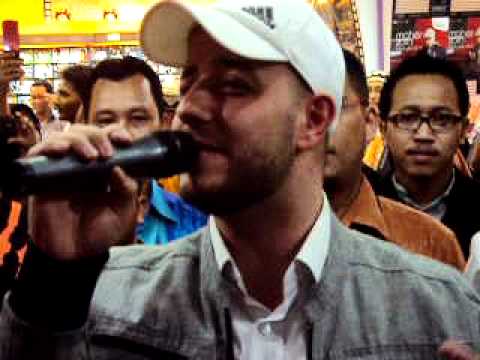 menyanyi dengan maher zain