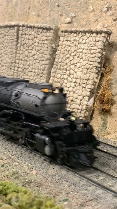 UP 4014 passing by #sanantonio #texas #hoscale #railfun #modeltrains #funrun #amre #ttm #up4014 ...